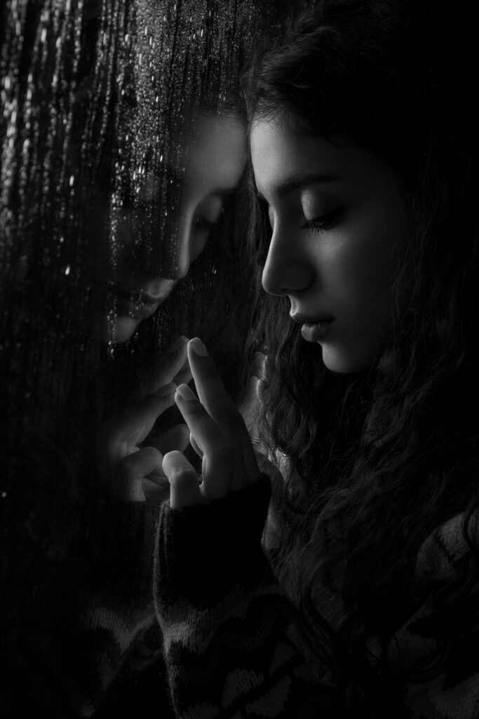 Reflections of Elegance: Glamour Photography with Ground Mirrors - SAM ...